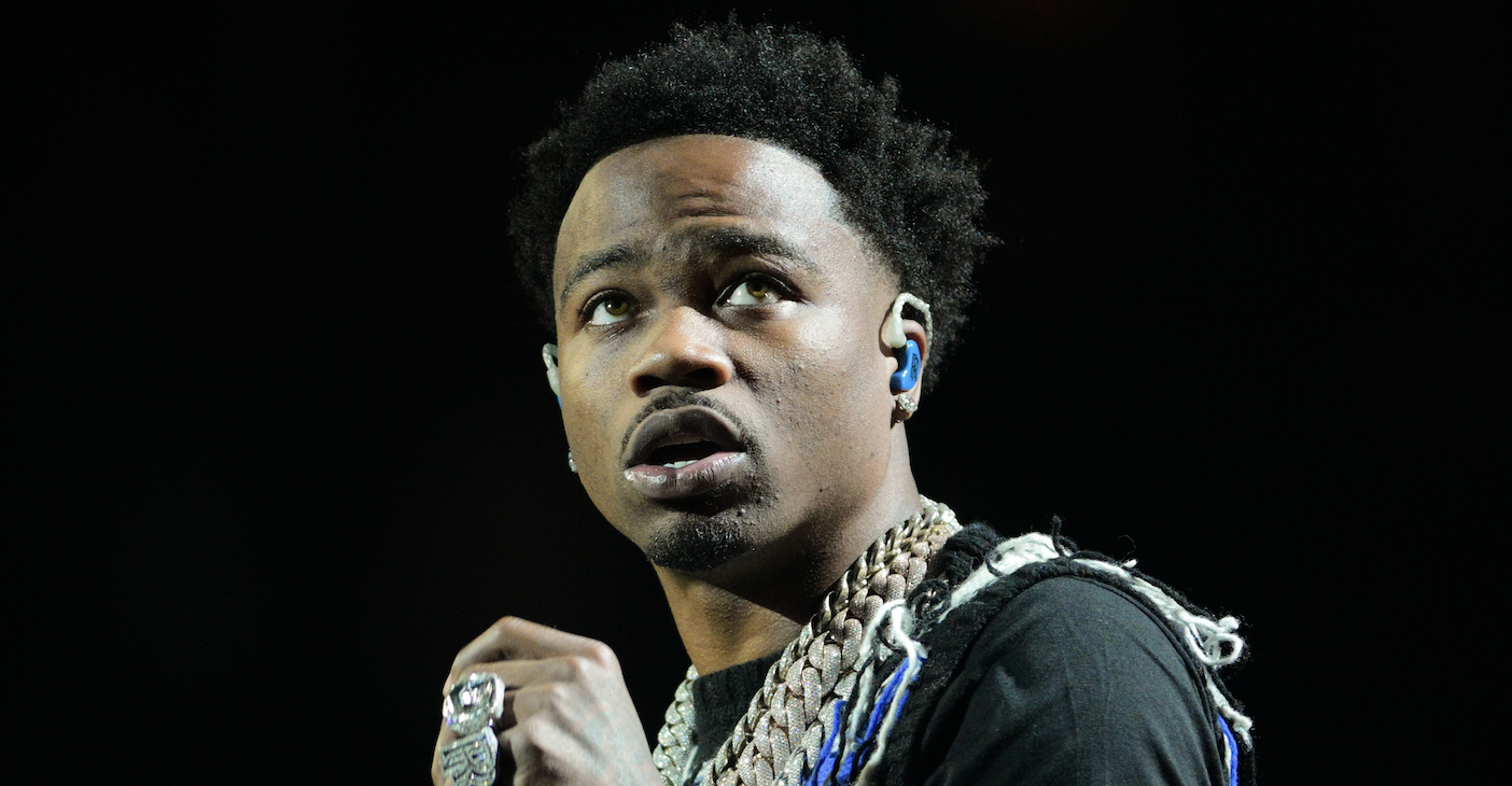 Roddy Ricch Reacts To Fan Attempting To Touch Him During Photo