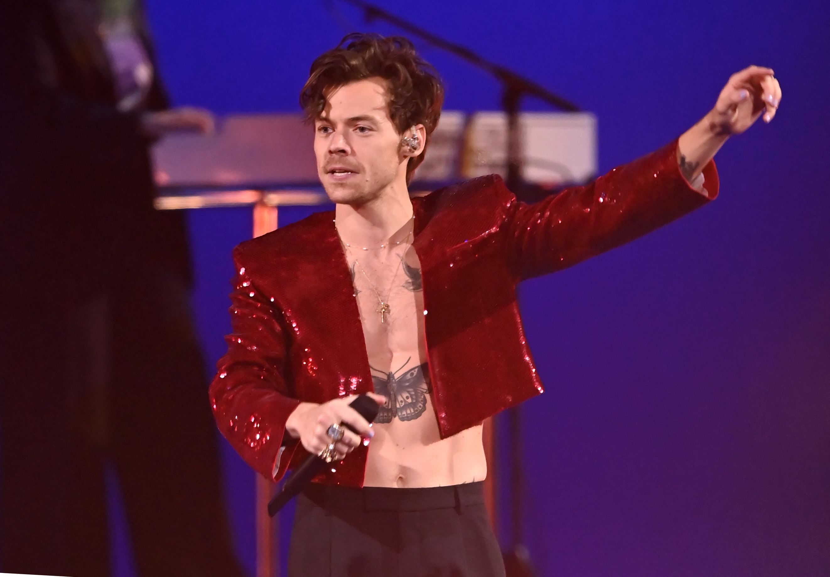 Harry Styles Fan Faints After Fist Bump: Watch Harry Styles Fan Faints After Fist Bump: Watch