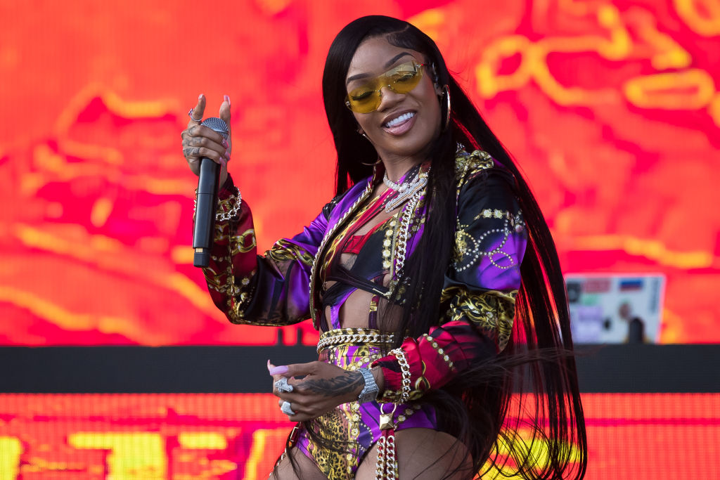 GloRilla Sneaks Chicken Wings Into Drake Show