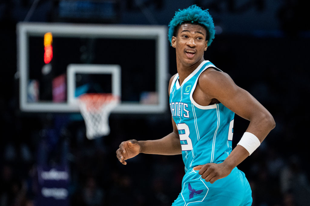 Kai Jones Twerks, Does The Splits In A Parking Garage