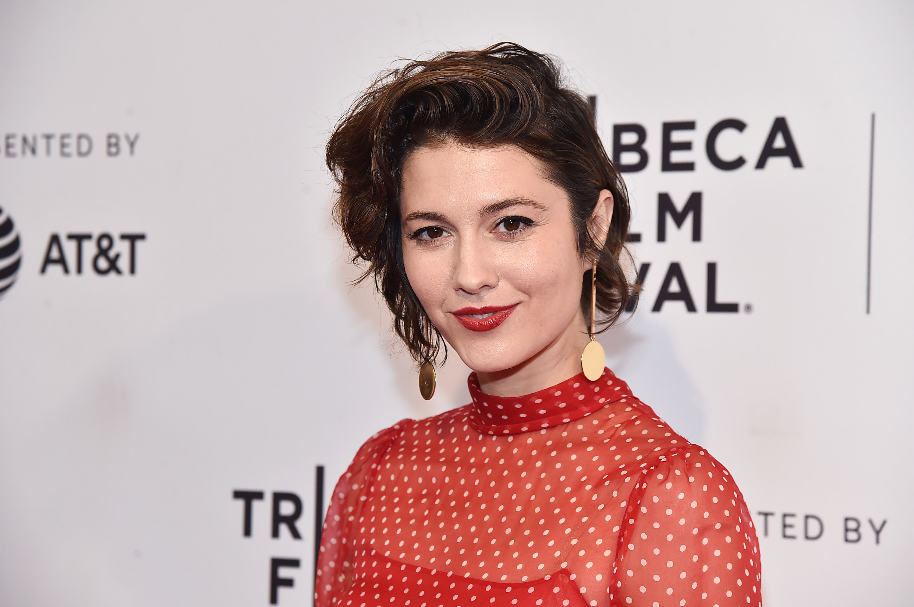 Mary Elizabeth Winstead Plays A Comedian In New Movie Trailer For “All ...
