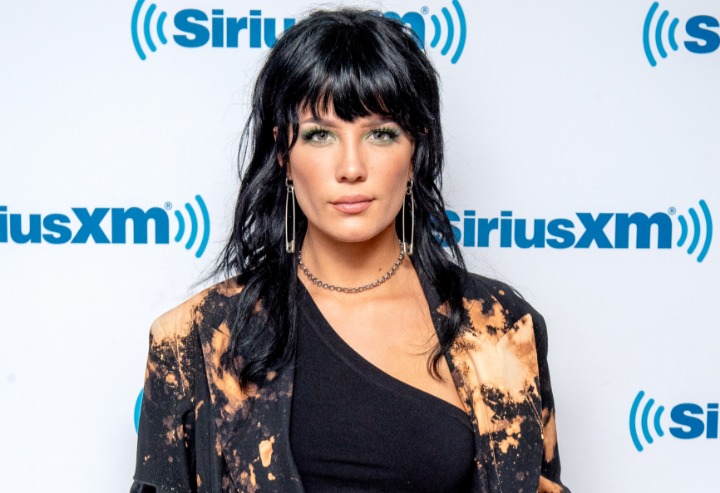 Halsey Shares A Pic Of Her Broken Toe: "I Have Alien Feet I Know"