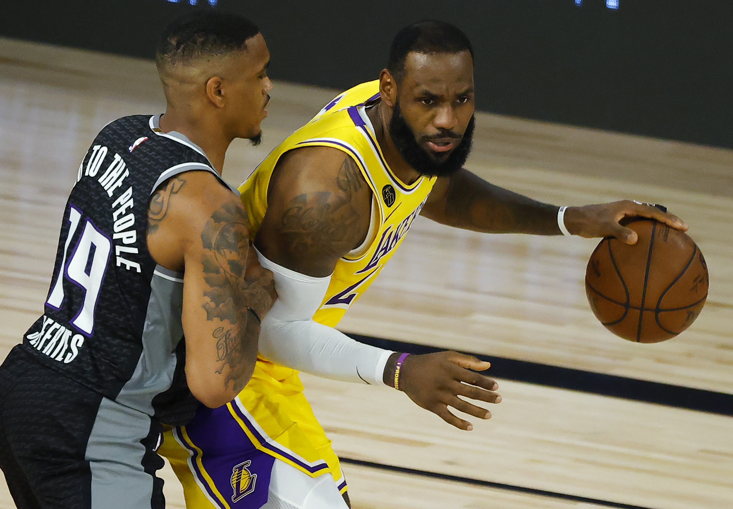 LeBron James Hilariously Sneaks Food Onto Lakers Bench LeBron James Hilariously Sneaks Food Onto Lakers Bench