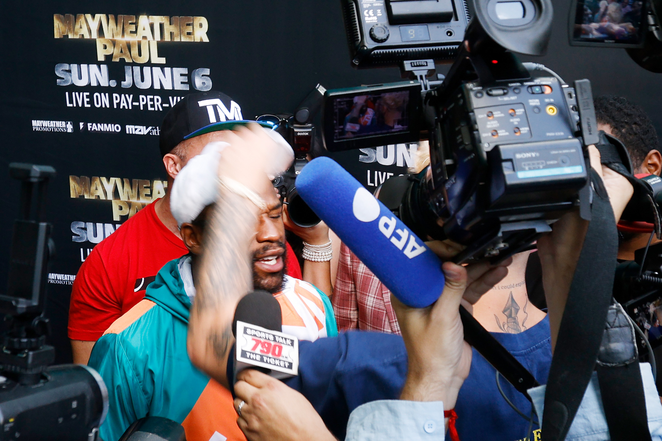 Floyd Mayweather Puts Jake Paul In Headlock After Getting Hat Snatched