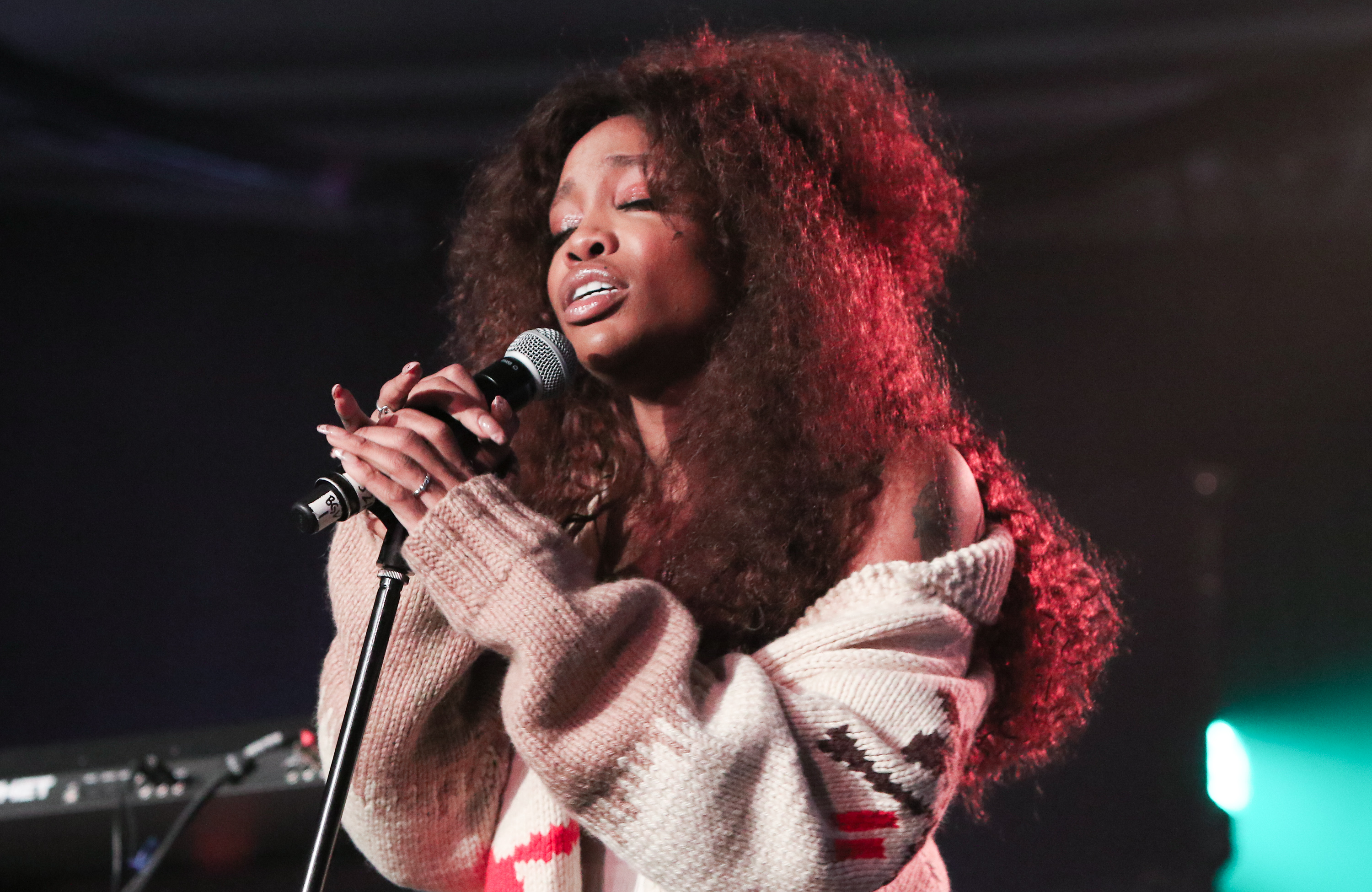 SZA Covers 90's Hit "Kiss Me": Watch The Live Performance