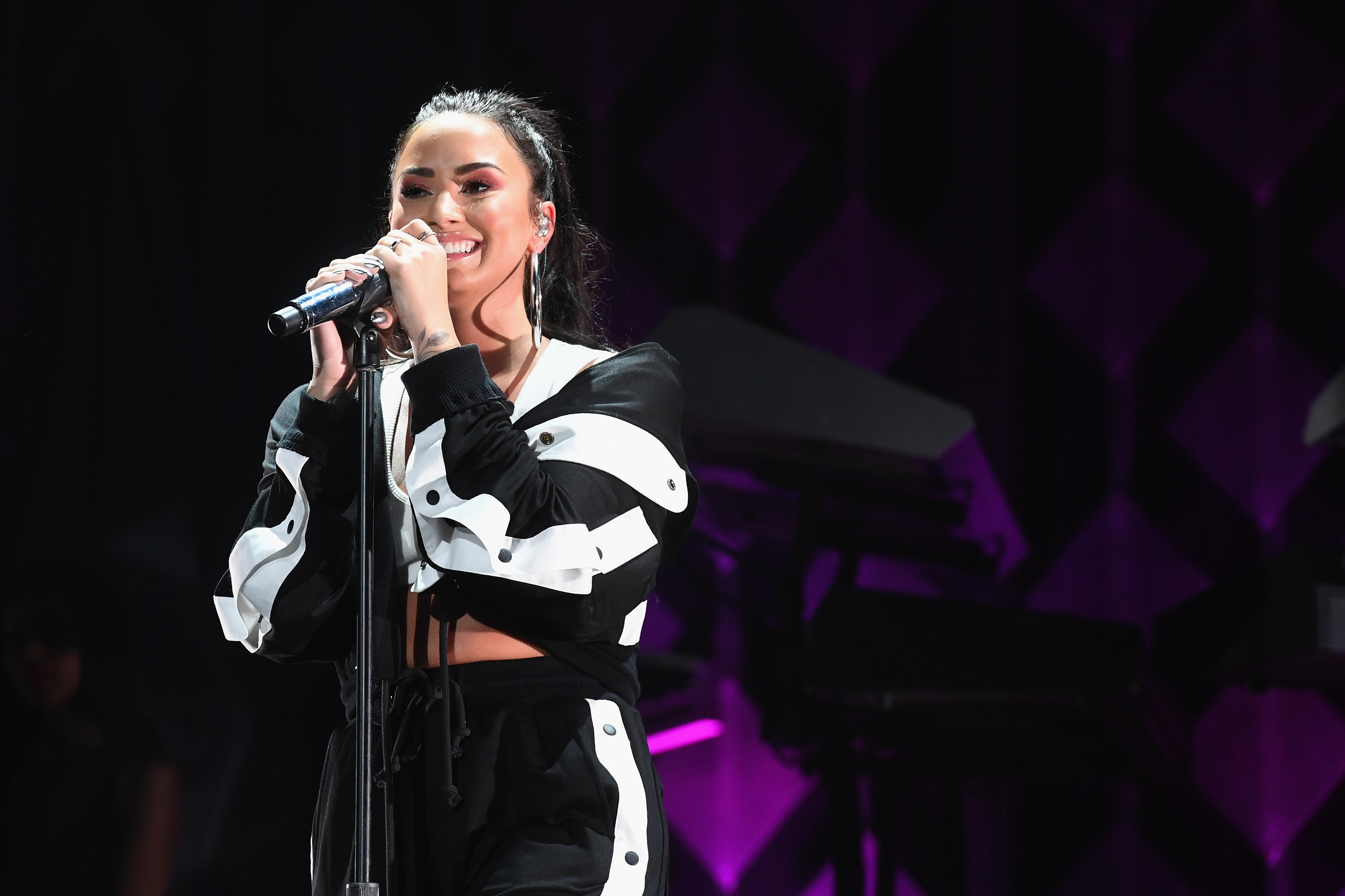Demi Lovato Enters Rehab & Separates From "Toxic People"
