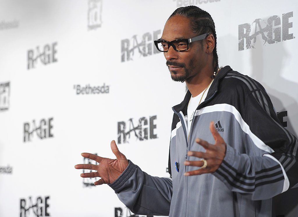 Snoop Dogg Laughs At Bootleg Drake, Future, & Kanye West