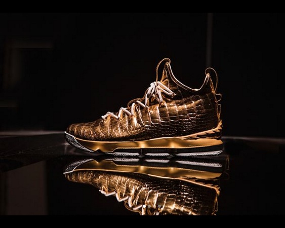 Nike LeBron 15 "Diamond And Gold" 1-Of-1 Customs Unveiled