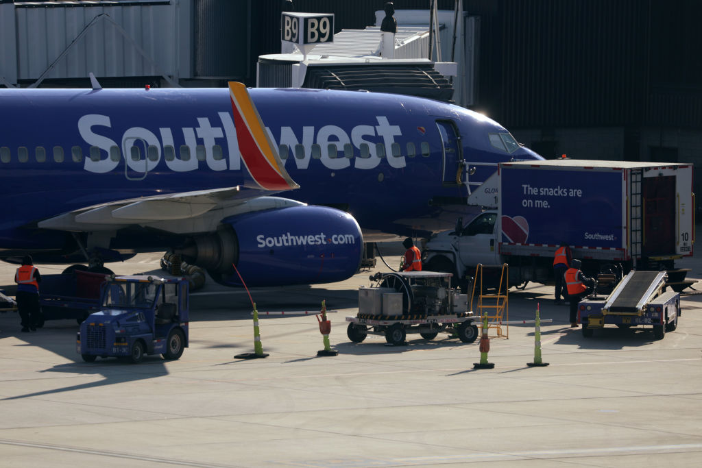Southwest Airlines Pilot Left Unimpressed After Passengers AirDrop ...